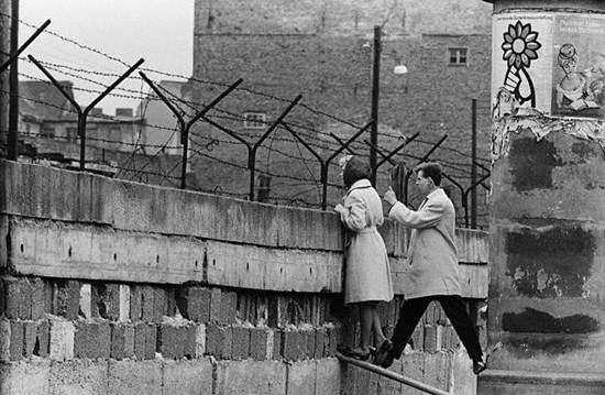 «Το Τείχος του Βερολίνου: η ανέγερση και η πτώση» της Αντιγόνης Καρύτσα ...
